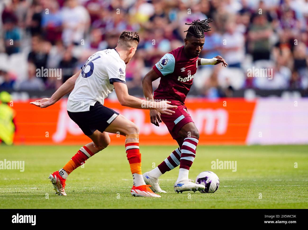 Mohammed Kudus del West Ham United e Reece Burke del Luton Town durante ...