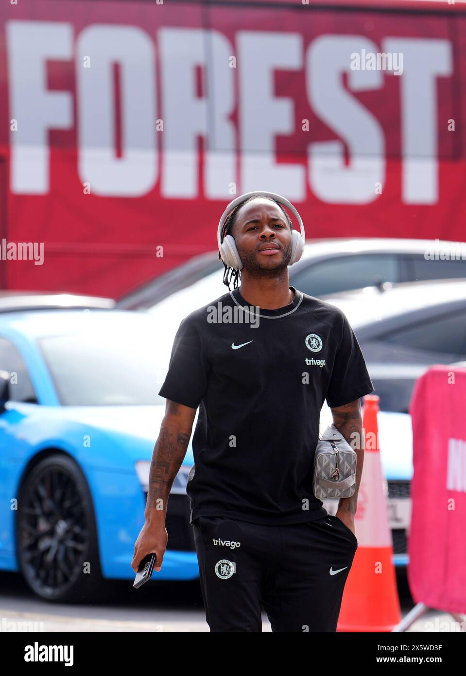 Raheem Sterling del Chelsea arriva a terra prima della partita di ...