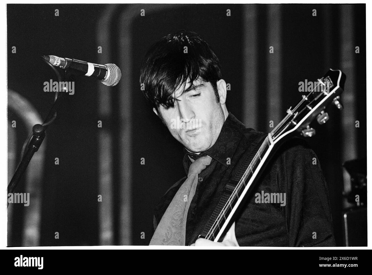 LOUIS ELIOT, RIALTO, 1998: Louis Eliot della band Rialto suona dal vivo ...
