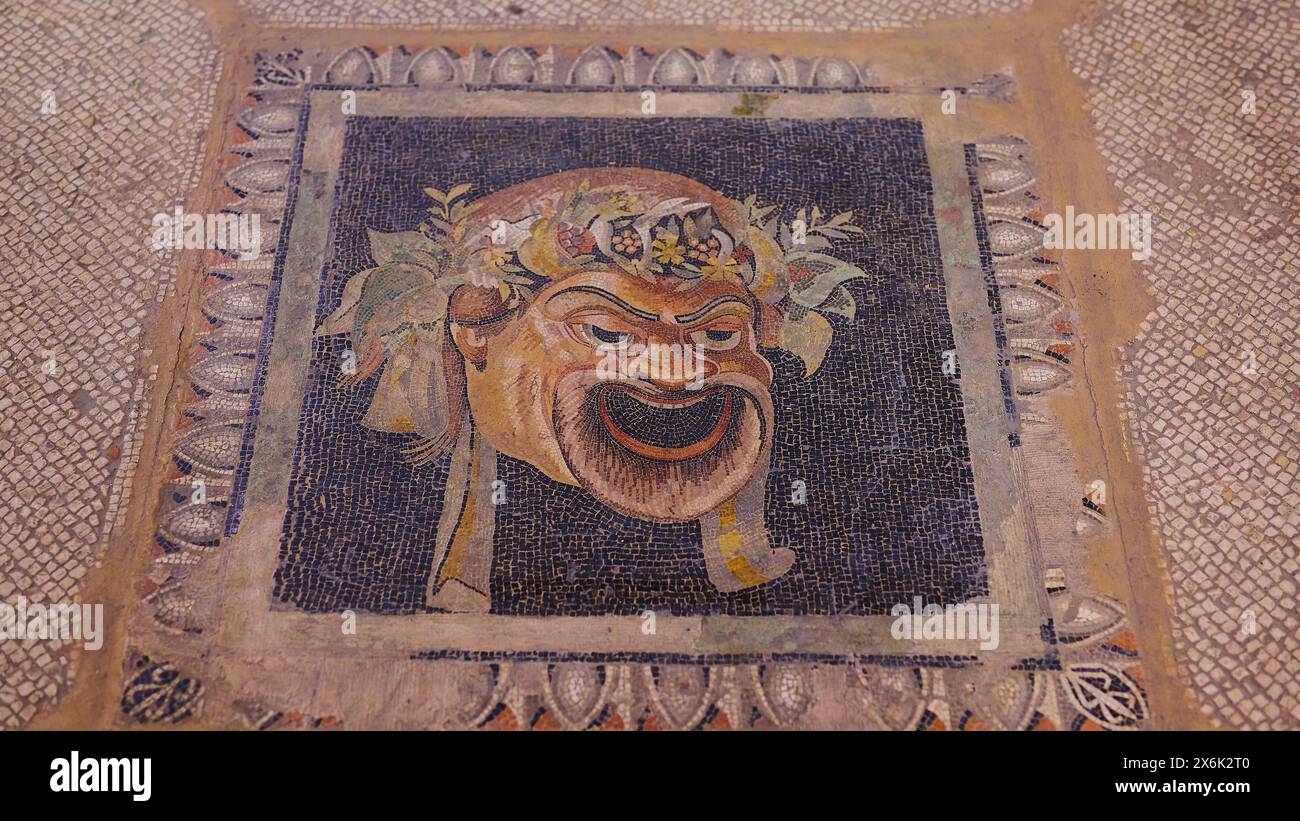 Maschera greca mosaico immagini e fotografie stock ad alta risoluzione ...