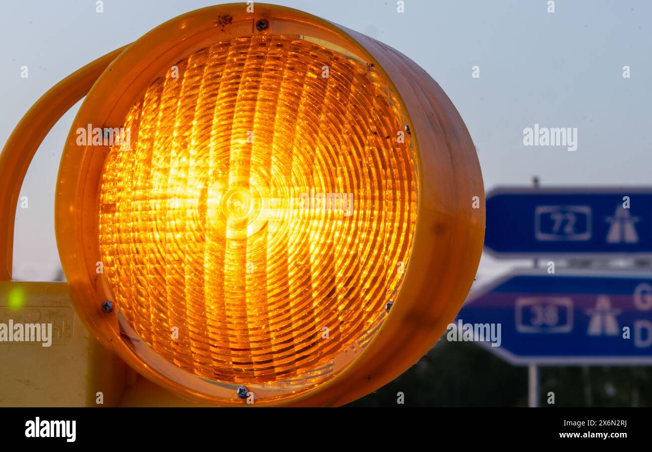 16 maggio 2024, Sassonia, Großdeuben: La luce di un segnalatore ...