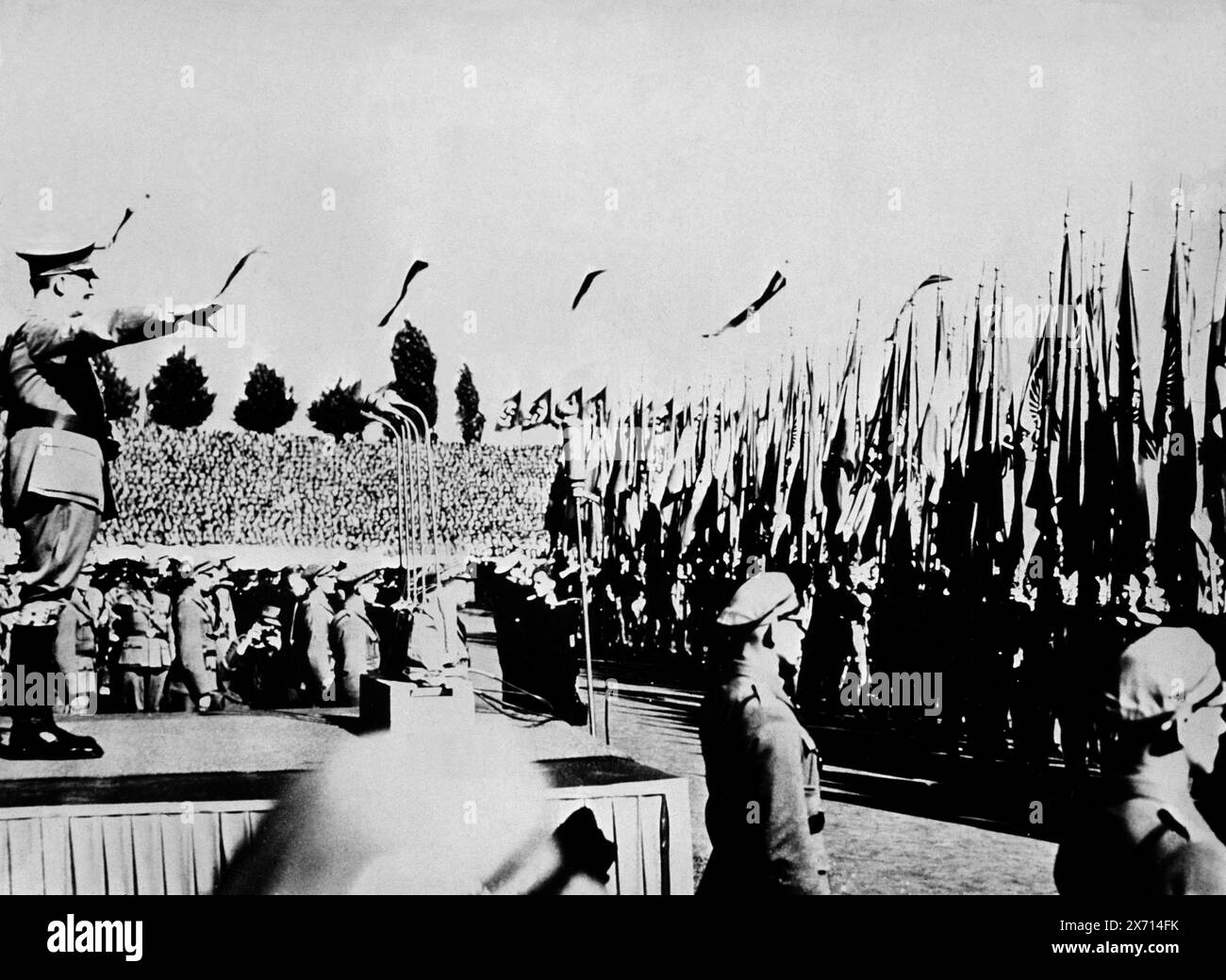 Adolf hitler nazi salute Foto e Immagini Stock in Bianco e Nero ...