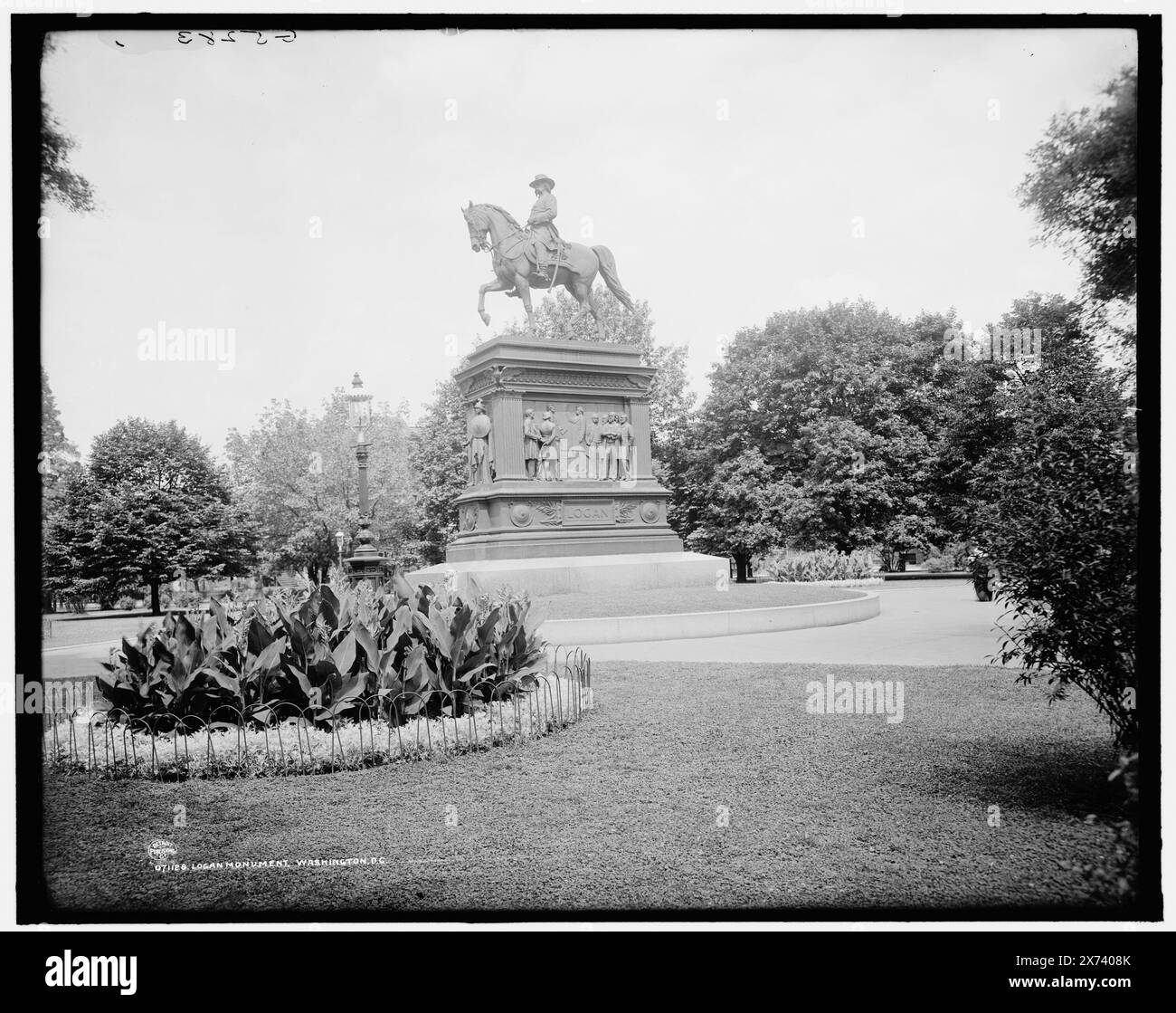 Monumento di john alexander logan Foto e Immagini Stock in Bianco e ...