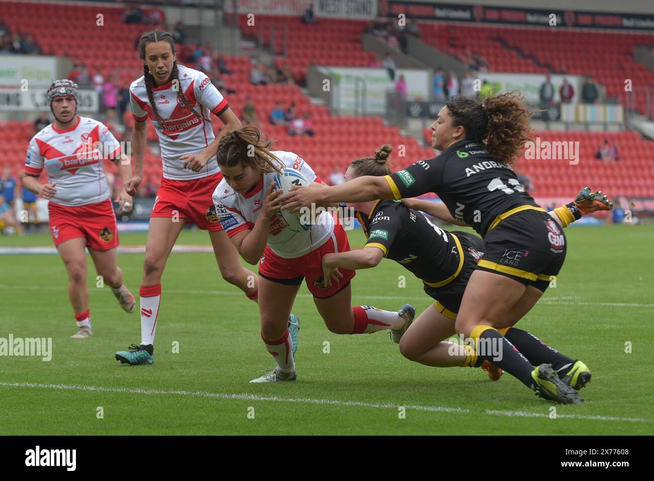 Emily Rudge di St Helens segna un tentativo per arrivare 16-2 durante ...