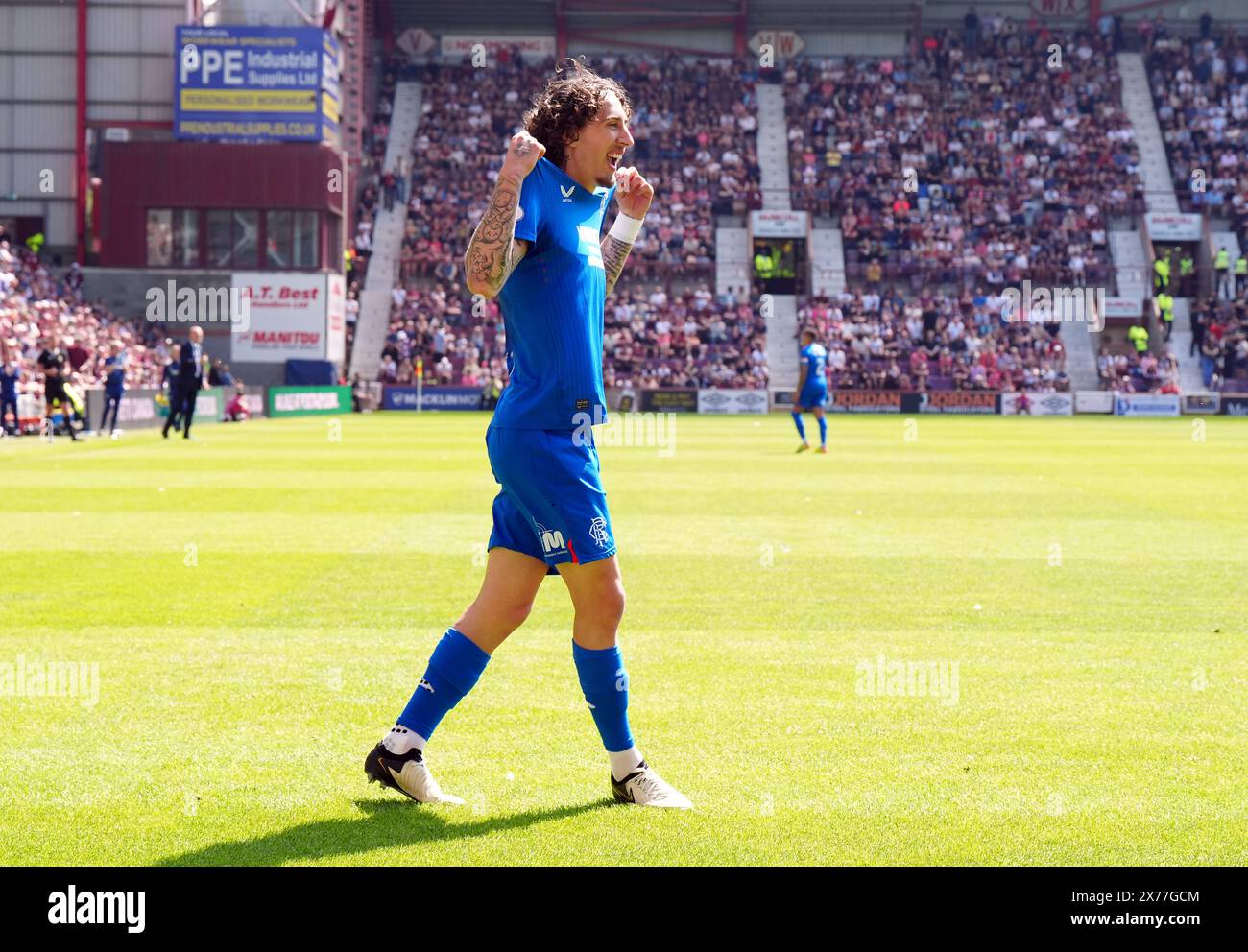Fabio Silva dei Rangers celebra il terzo gol della squadra durante la ...