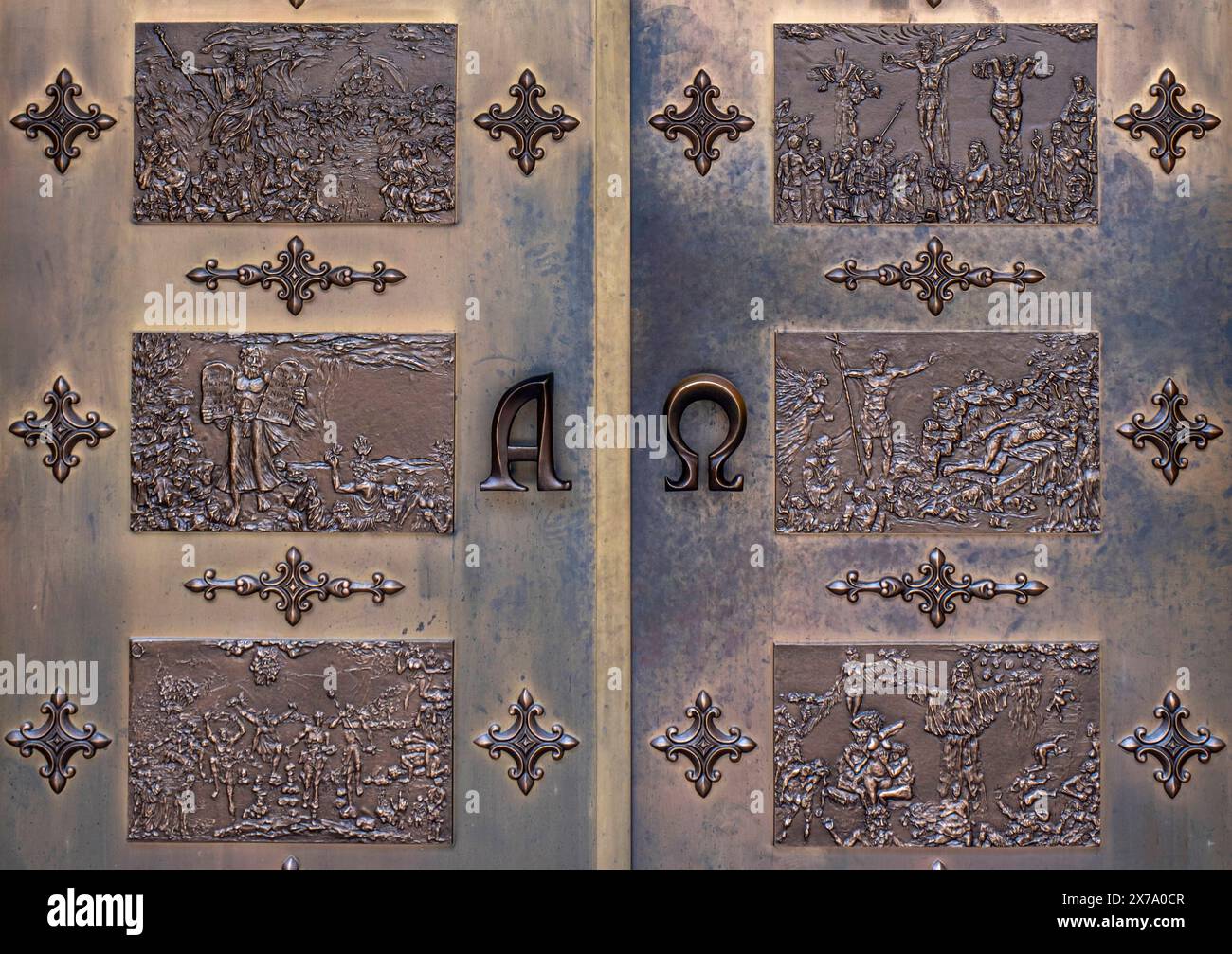 Portal der Abteikirche der Benediktinerabtei St. Mauritius a Tholey im ...