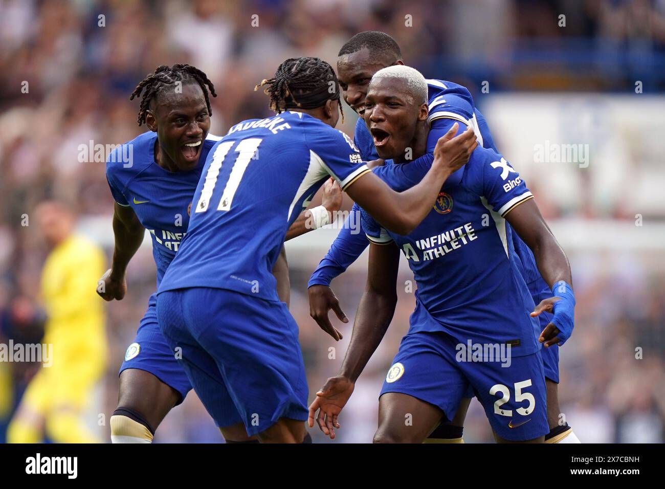 Moises Caicedo (a destra) del Chelsea celebra il primo gol della ...