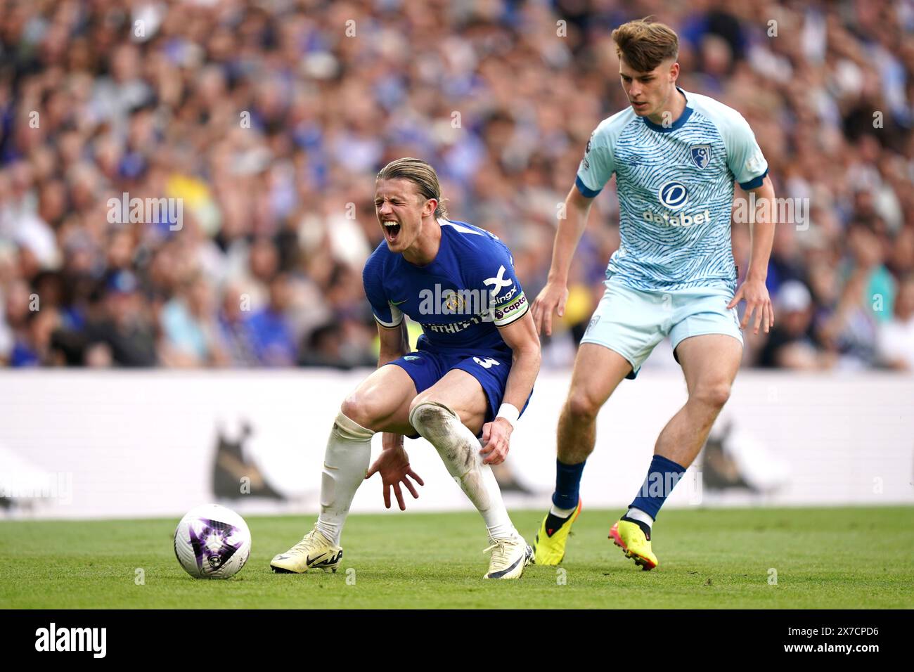 Conor Gallagher (a sinistra) del Chelsea reagisce alla sfida di Alex ...