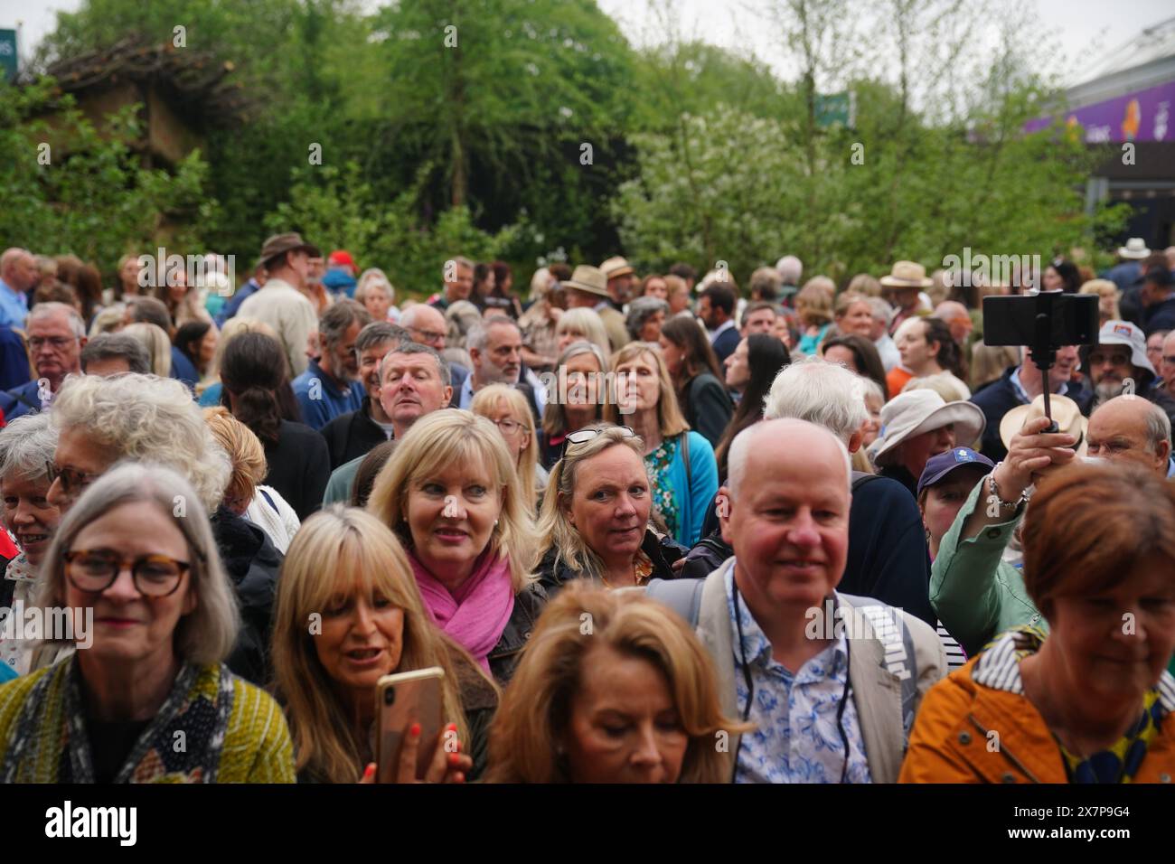 Gli ospiti guardano in un giardino durante il RHS Chelsea Flower Show ...
