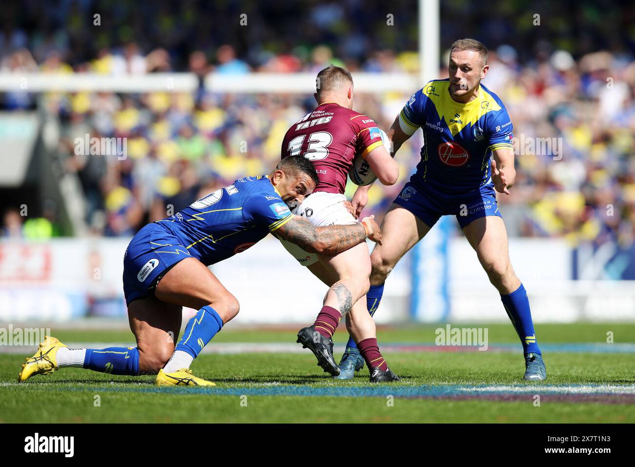 Luke Yates degli Huddersfield Giants viene affrontato da Paul Vaughan ...