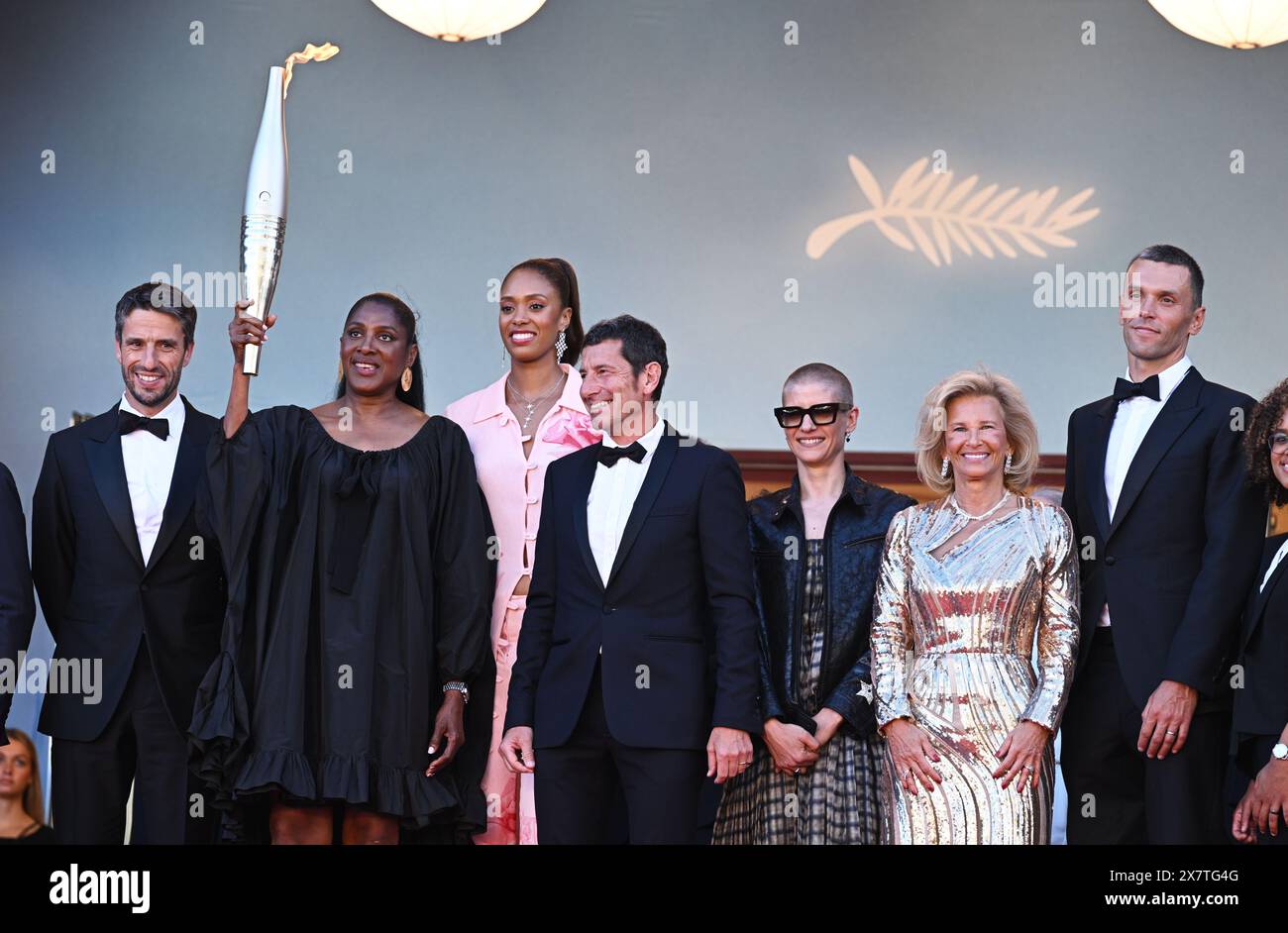 (Sinistra-destra) Tony Estanguet, Marie-Jose Perec con la fiamma ...