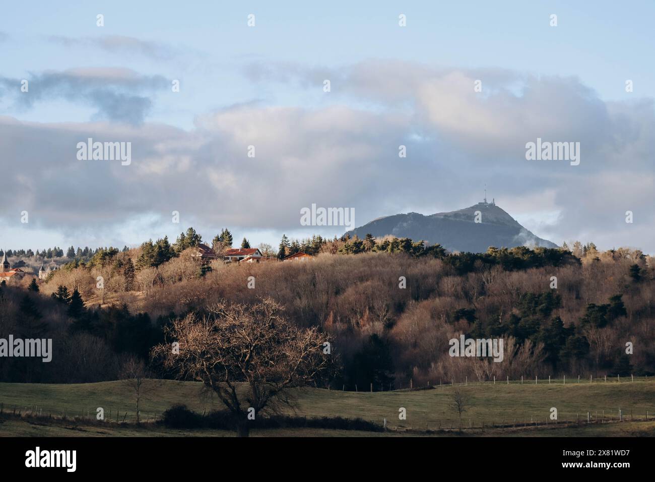 Parco regionale dei vulcani d'alvernia immagini e fotografie stock ad ...