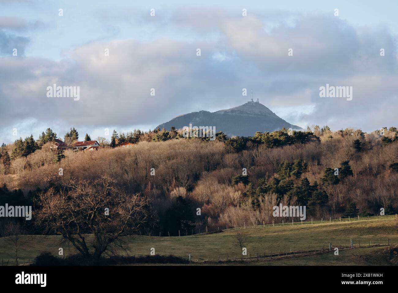 Parco regionale dei vulcani d'alvernia immagini e fotografie stock ad ...