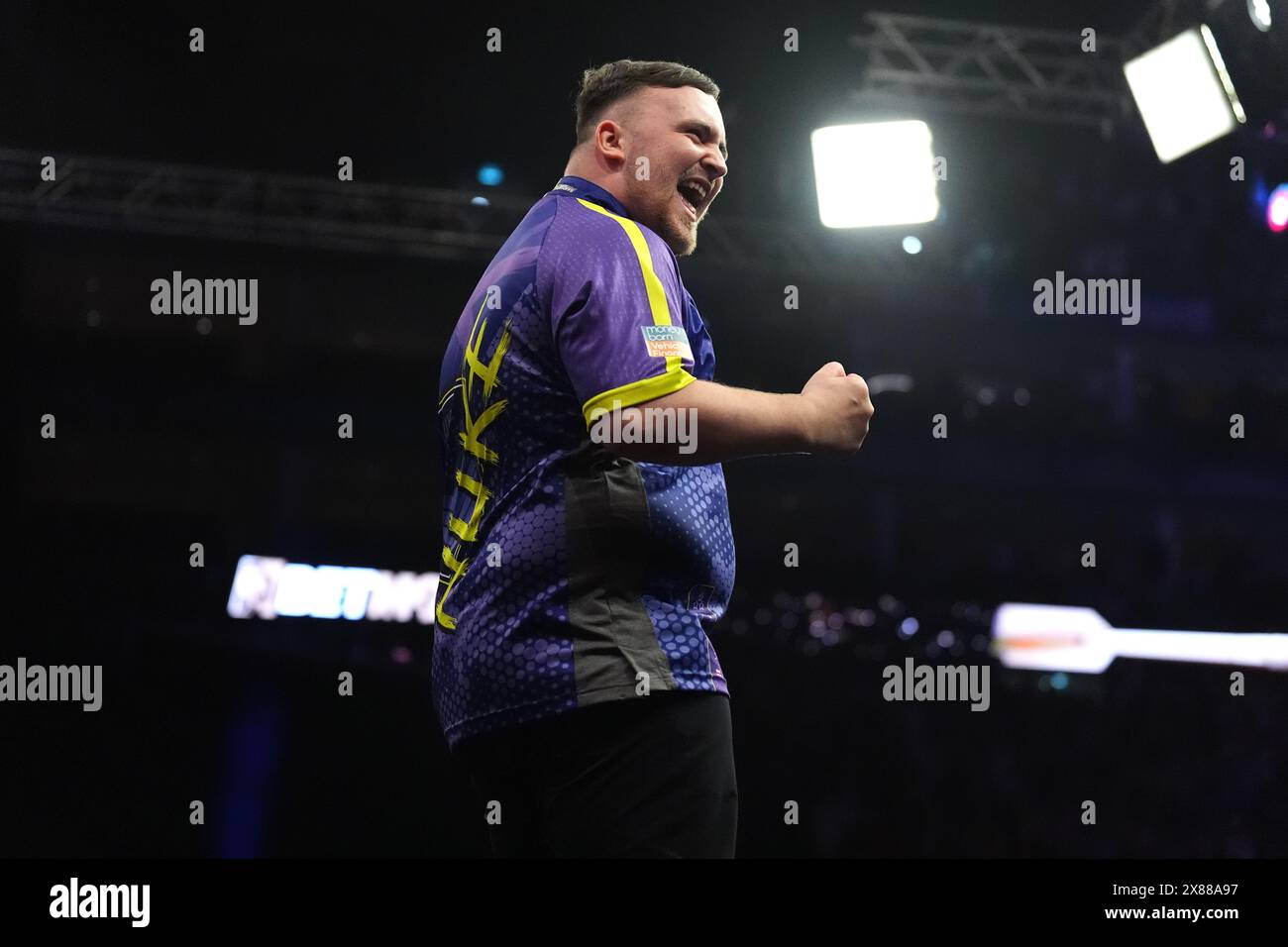 Luke Littler reagisce dopo aver colpito un Nine-darter durante la ...