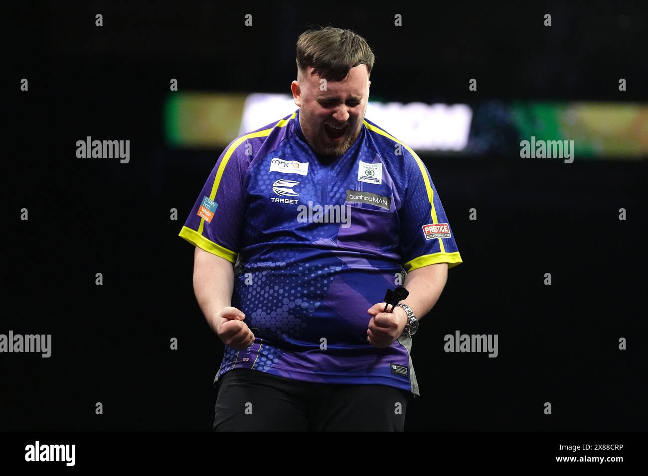 Luke Littler celebra la vittoria in finale contro Luke Humphries ...