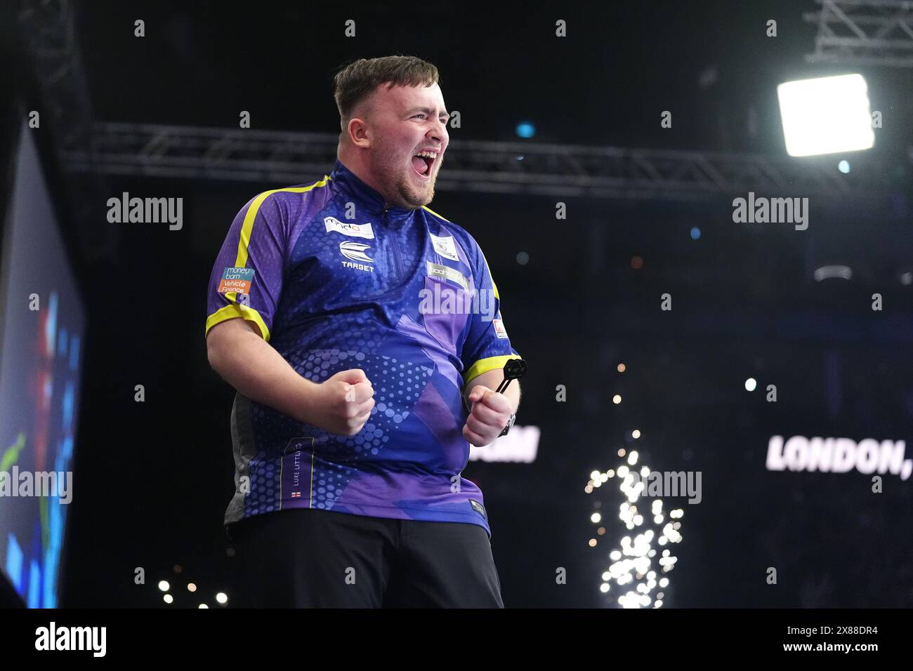 Luke Littler celebra la vittoria in finale contro Luke Humphries ...