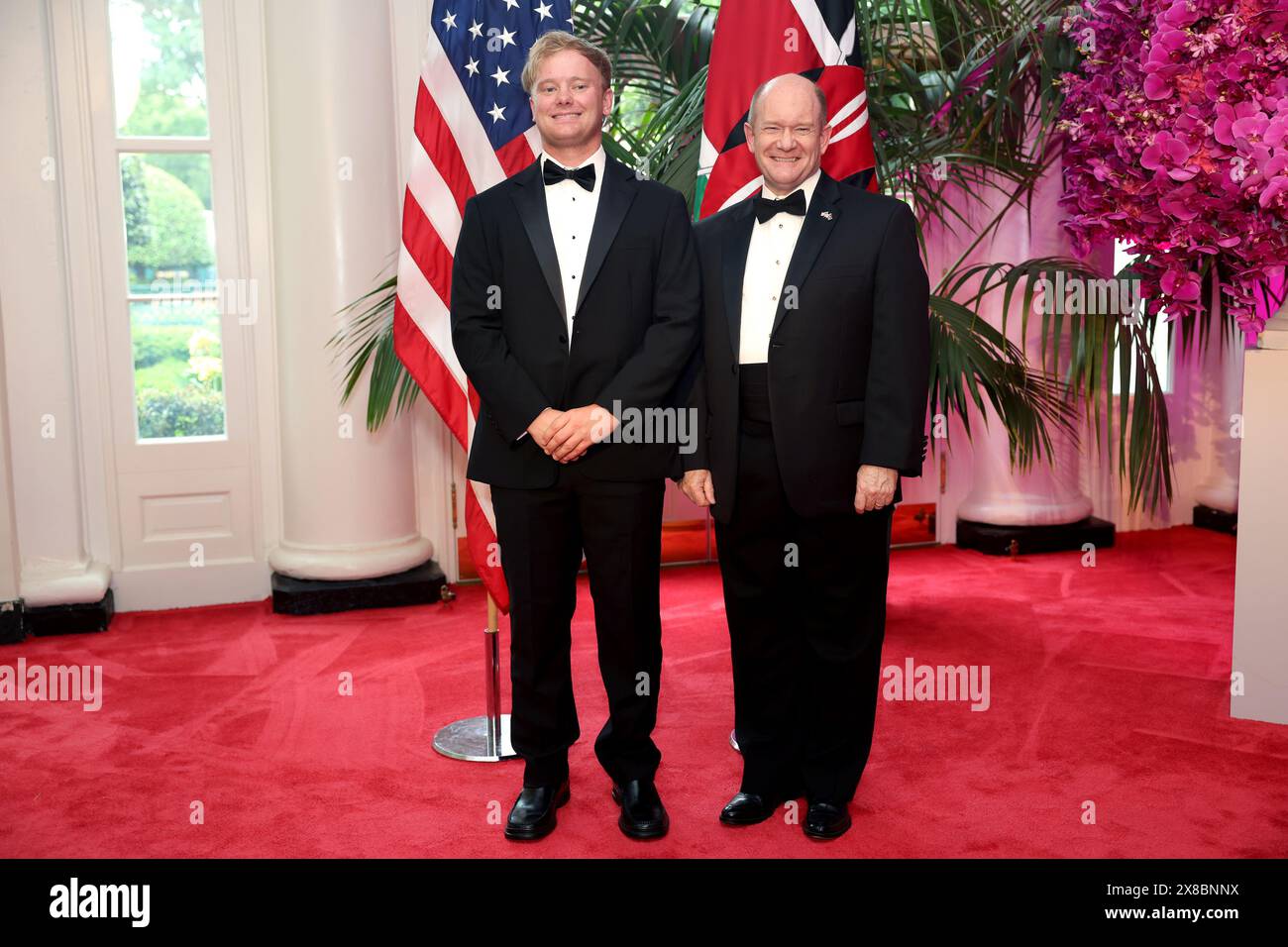 Il senatore Chris Coons, un democratico del Delaware, a destra, e John ...