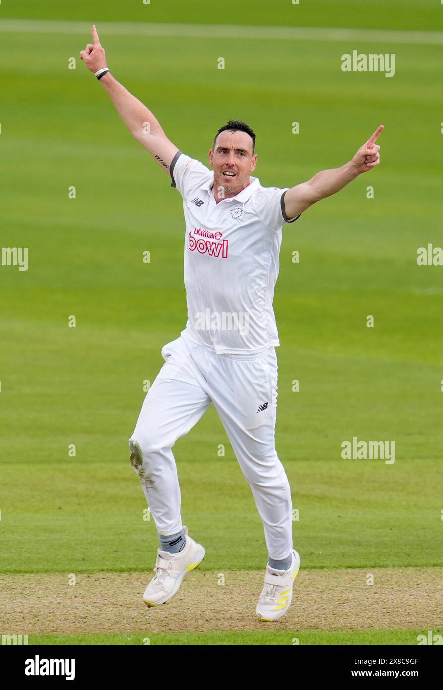 Kyle Abbott dell'Hampshire celebra il wicket del Surrey's Gus Atkinson ...
