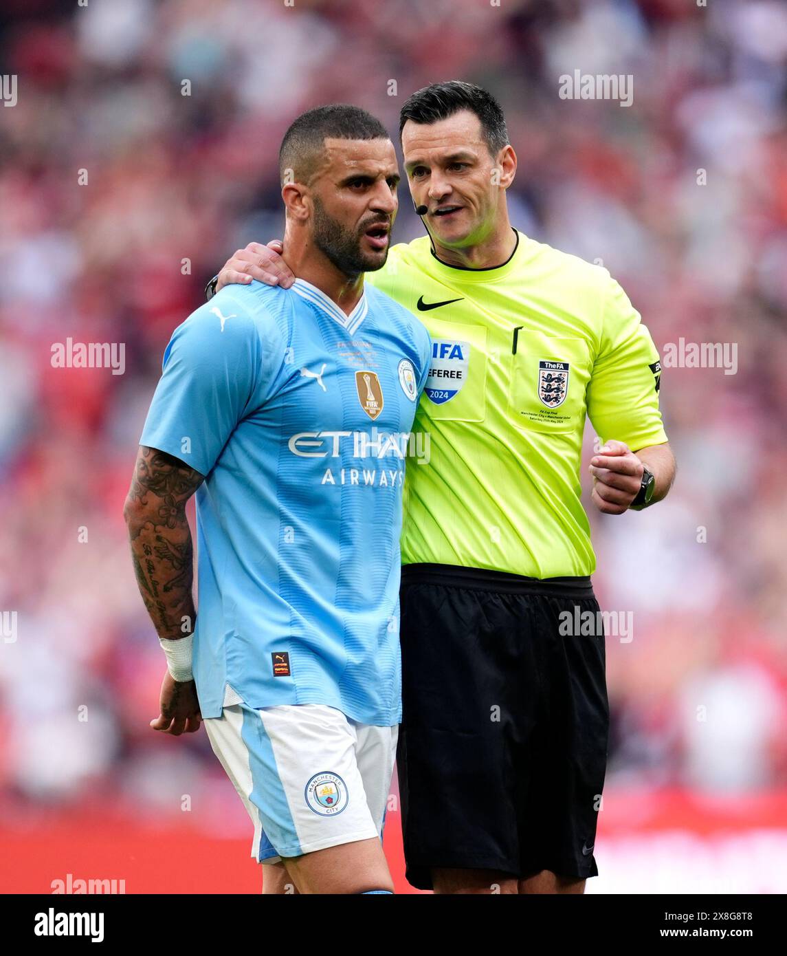 L'arbitro Andrew Madley parla con Kyle Walker (a sinistra) del ...