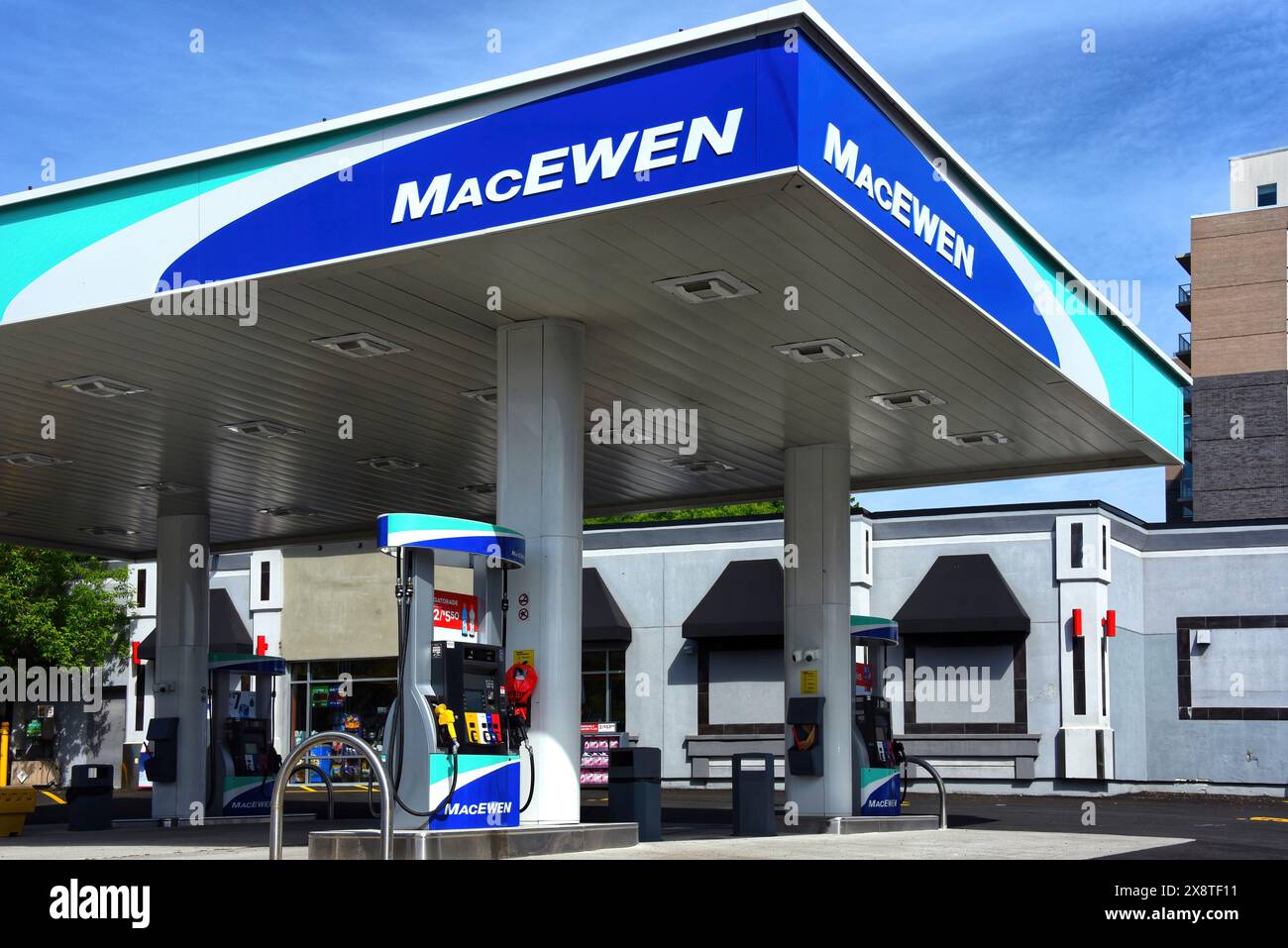 Ottawa, Canada - 25 maggio 2024: Stazione di servizio MacEwen su Bank Street. MacEwen Petroleum ...