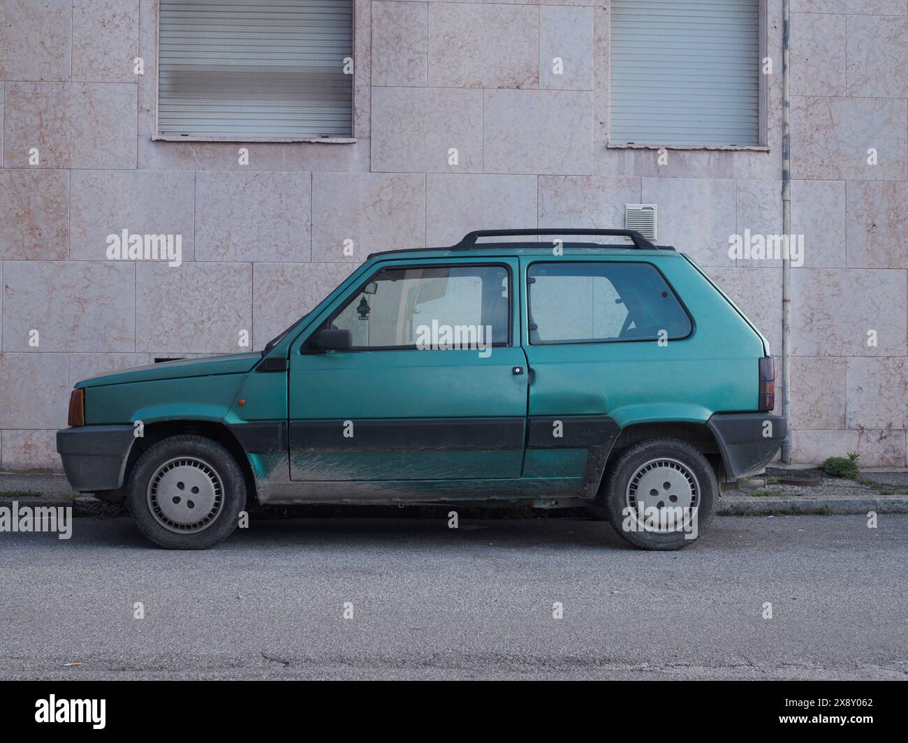 Vecchia fiat panda abbandonata immagini e fotografie stock ad alta ...