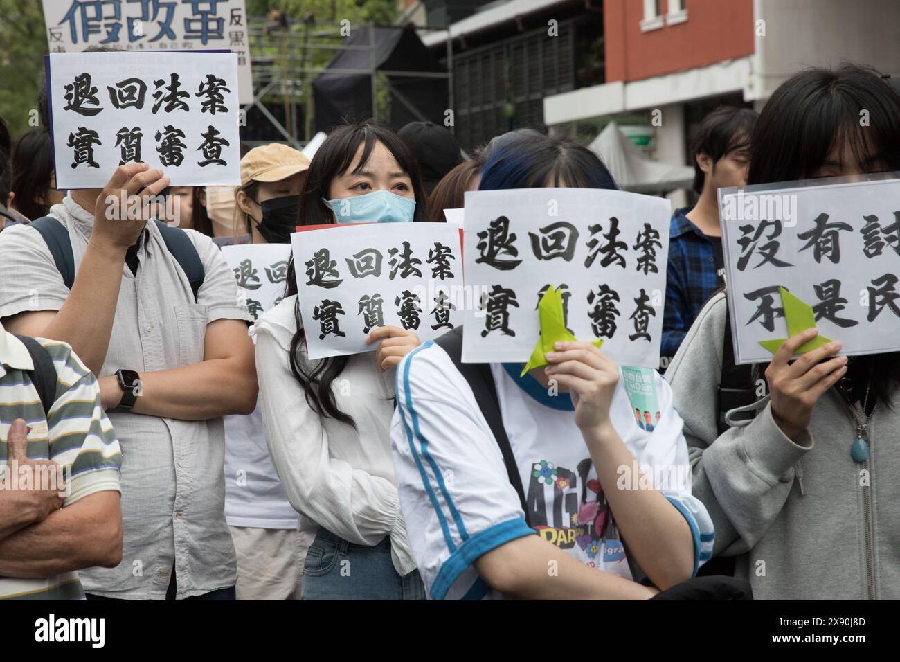 Migliaia di attivisti gridano slogan e sollevano cartelli durante il ...