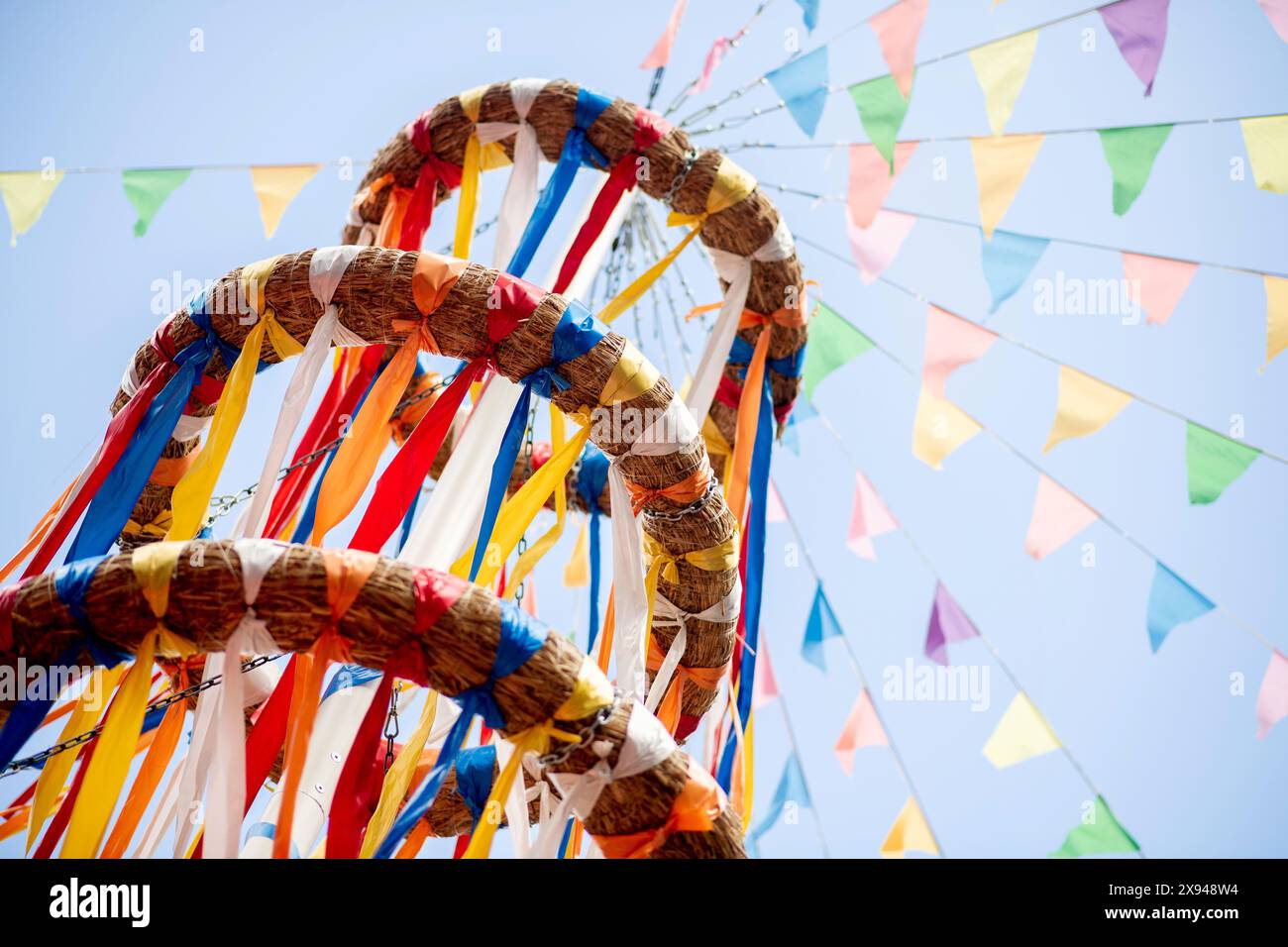 28 maggio 2024, bassa Sassonia, Osnabrück: Una maypole colorata si erge ...