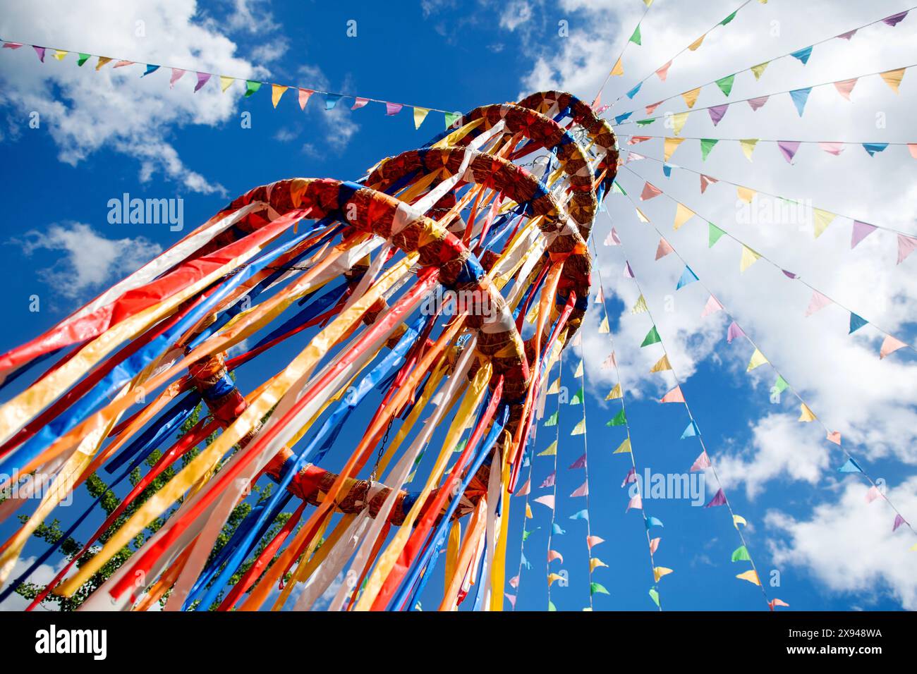 28 maggio 2024, bassa Sassonia, Osnabrück: Una maypole colorata si erge ...