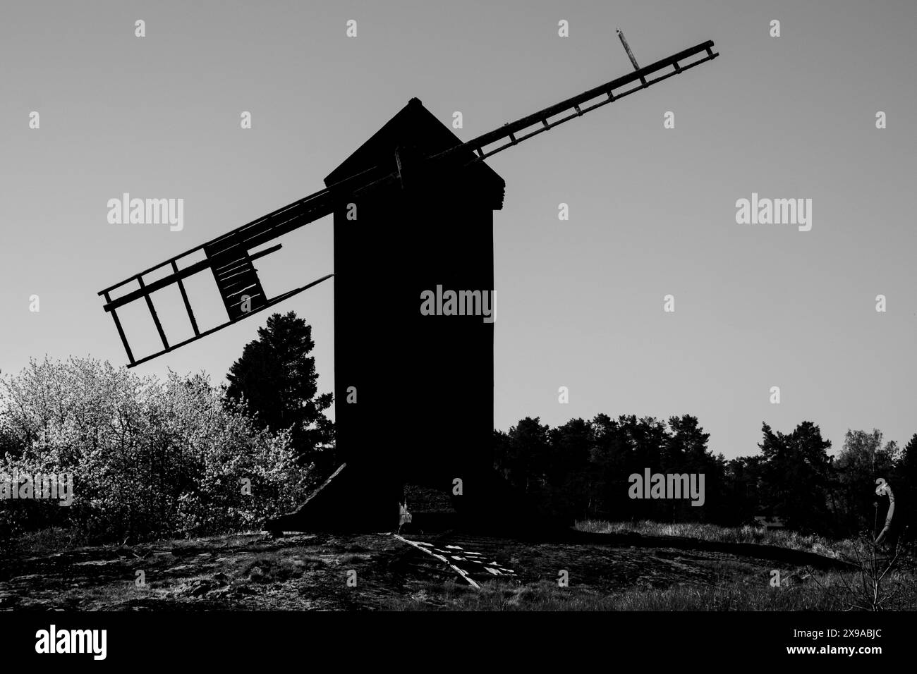 LUMPARLAND, Åland: Un mulino a vento danneggiato dal vento in sagoma in ...