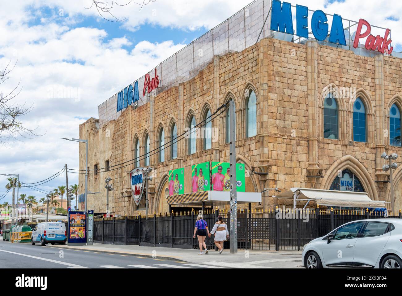Palma de Mallorca, Spagna; 8 maggio 2024: Vista esterna del grande complesso ricreativo Mega ...