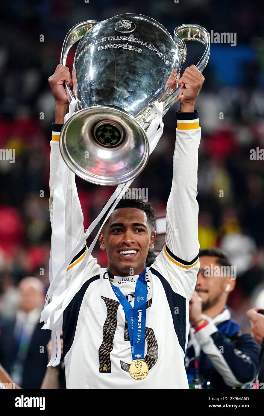 Jude Bellingham del Real Madrid festeggia con il trofeo UEFA Champions ...