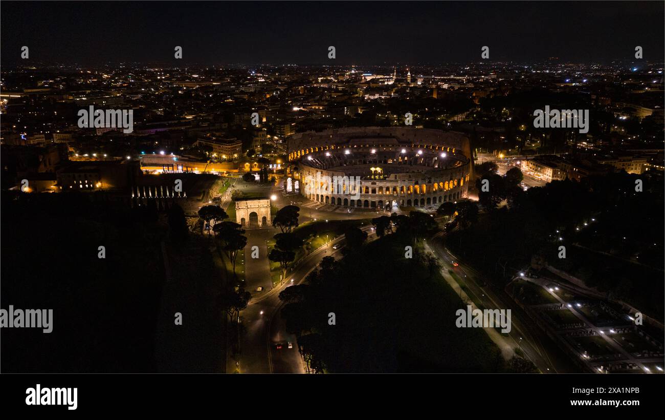 Colosseo Romano a Roma, Italia con vista sull'Arco di Costantino ...