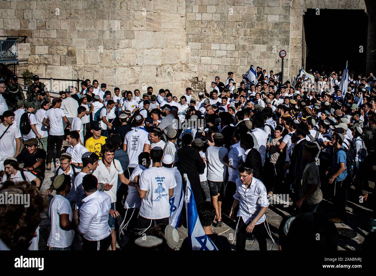 Un ufficiale di polizia israeliano arresta un'ala destra fuori dalla ...