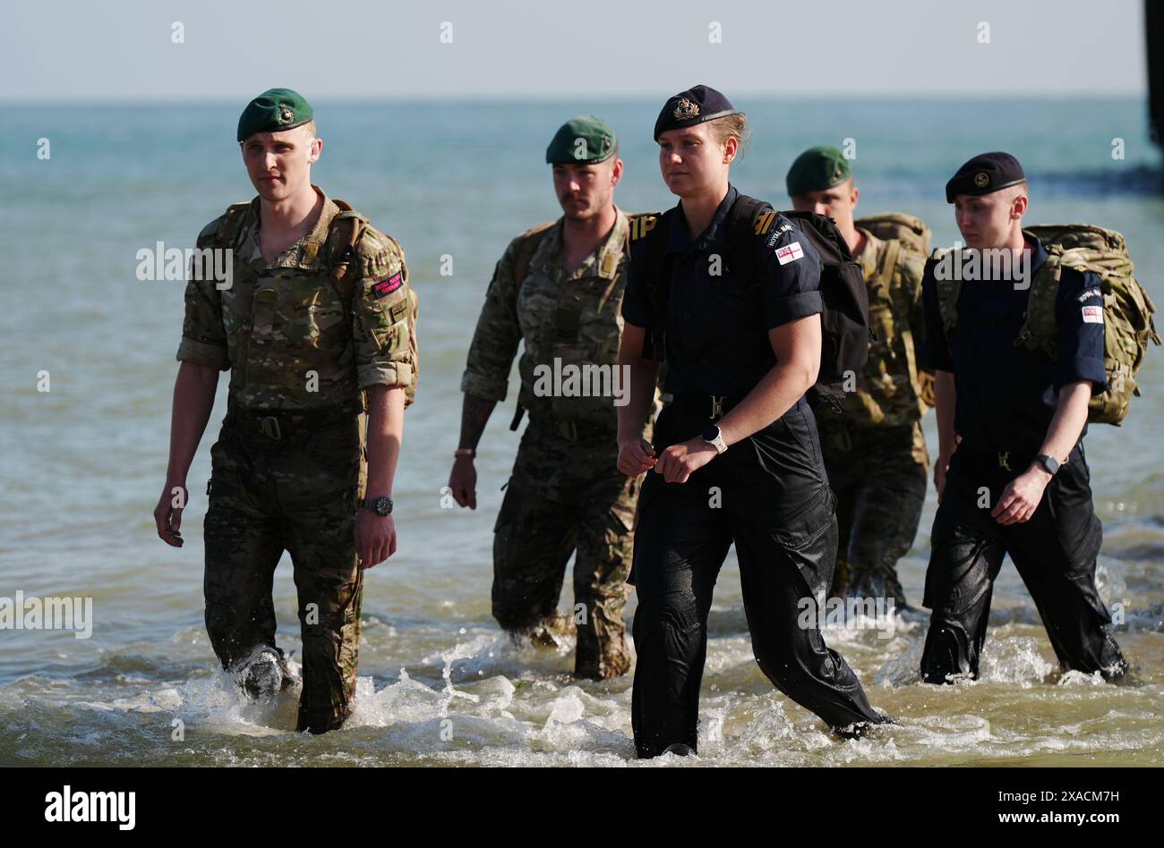 Uno sbarco sulla spiaggia dei Royal Marines del 47 Commando ad Asnelles ...