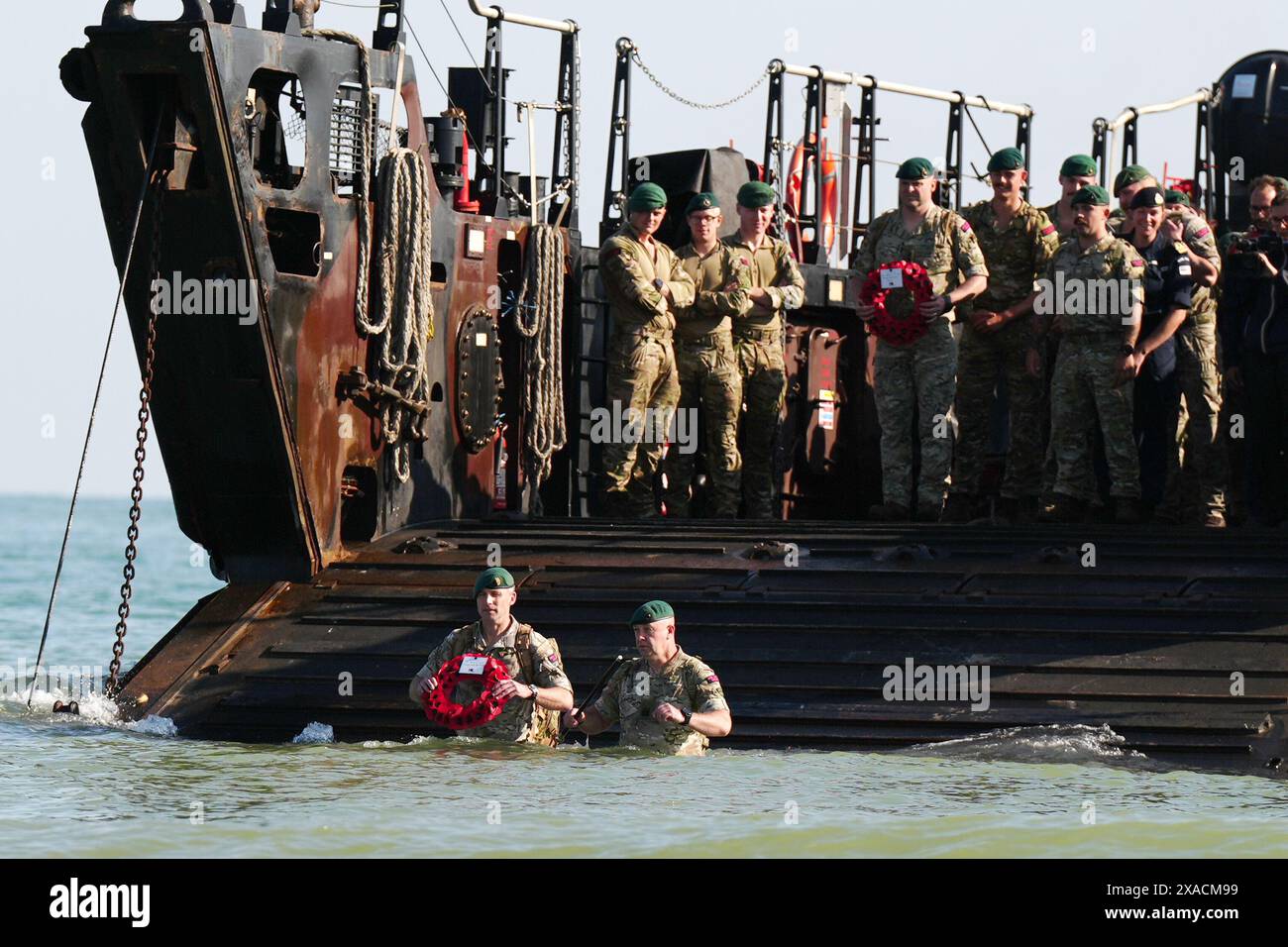 Uno sbarco sulla spiaggia dei Royal Marines del 47 Commando ad Asnelles ...