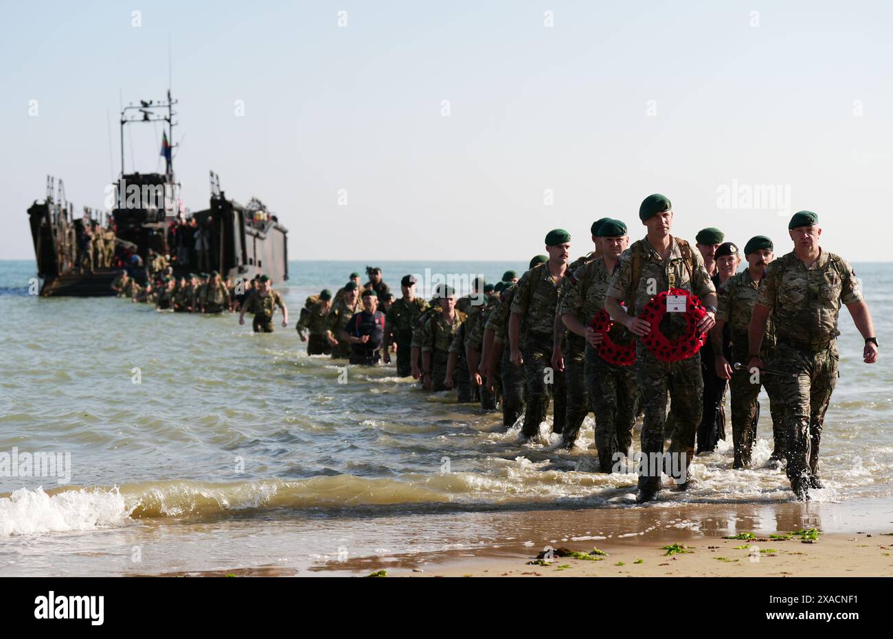Uno sbarco sulla spiaggia dei Royal Marines del 47 Commando ad Asnelles prima del loro annuale ...