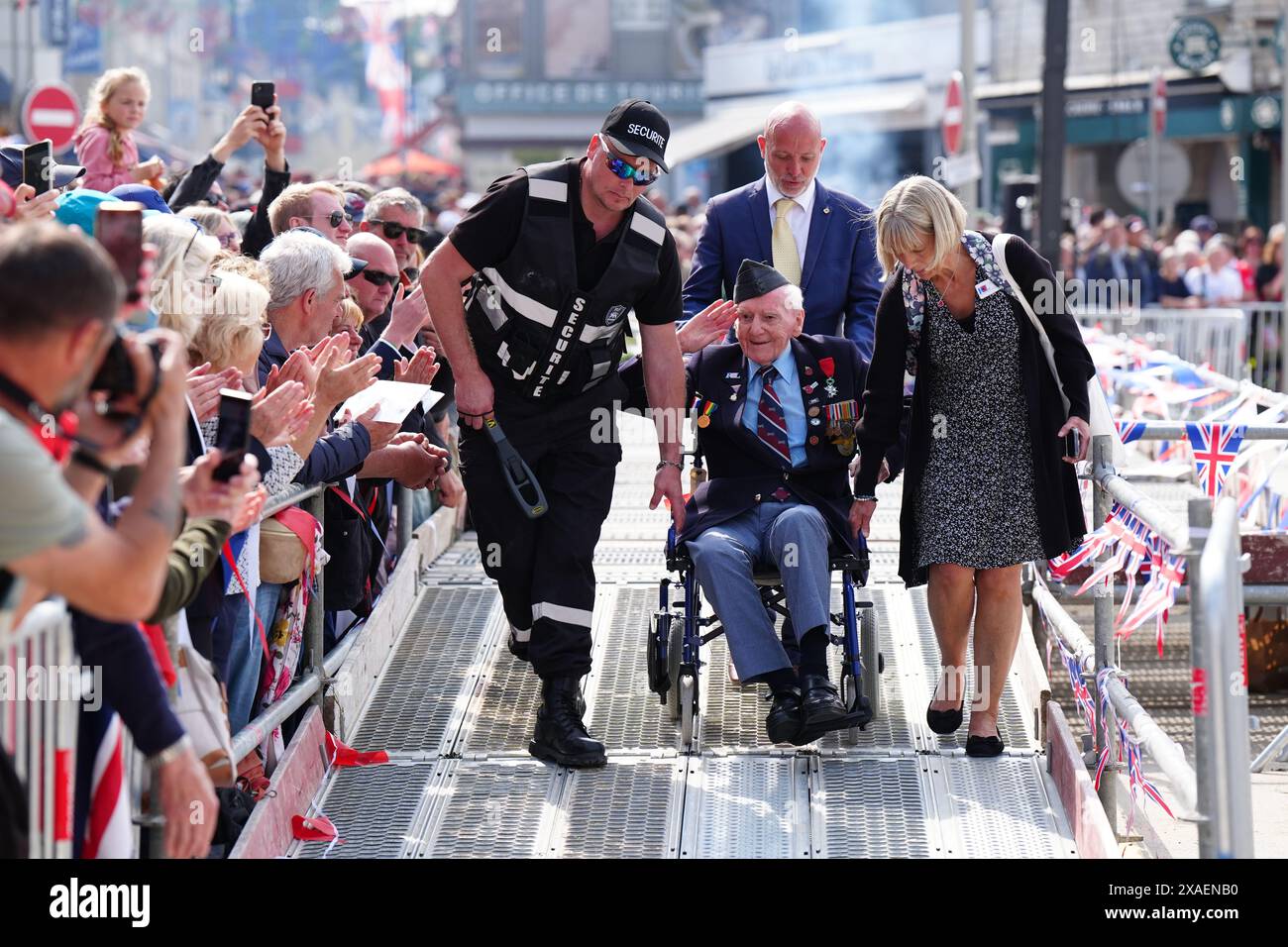Veterano Bernard Morgan, 100 anni, a seguito della sfilata dei veterani ...