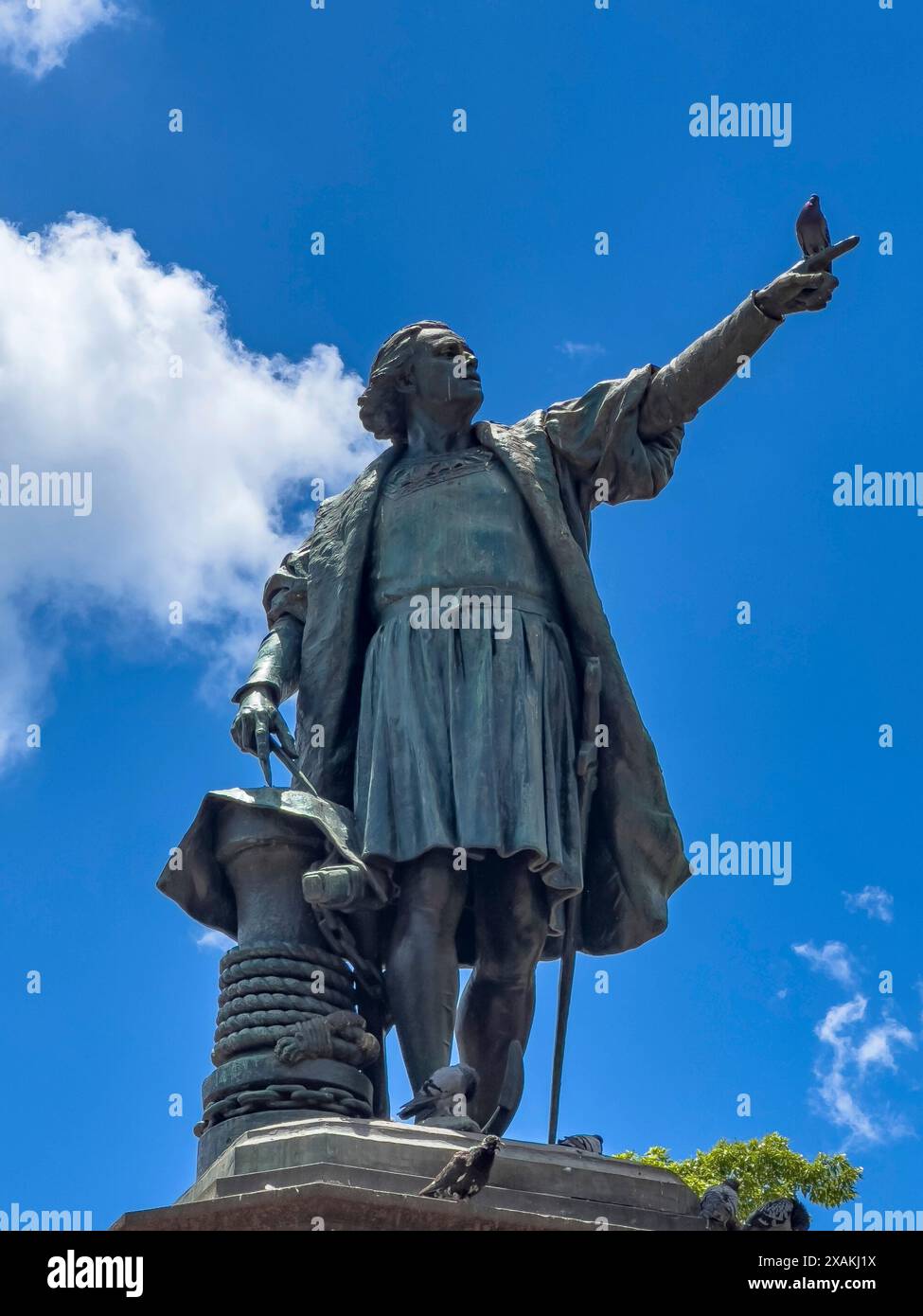 Nella distanza monumento agli scopritori immagini e fotografie stock ad ...