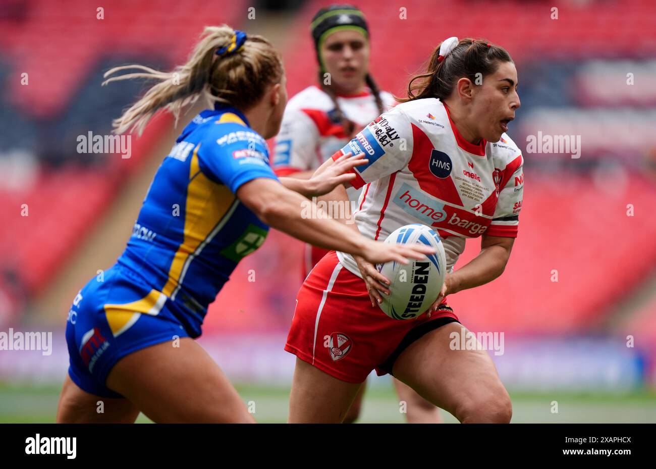 Emily Rudge di St Helens (a destra) viene affrontata da Amy Hardcastle ...