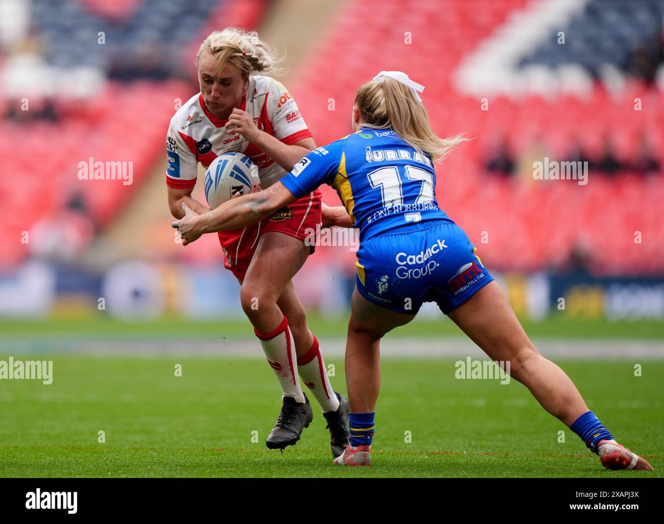 Jodie Cunningham (a sinistra) di St Helens viene affrontato da Lucy ...