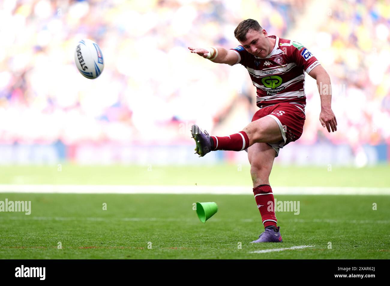Harry Smith dei Wigan Warriors segna una conversione durante la finale ...