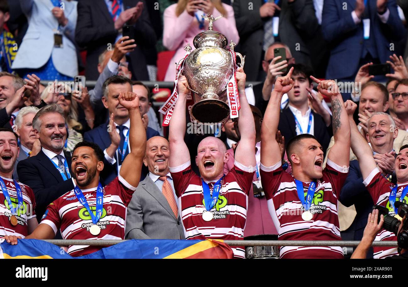 Liam Farrell (centro) dei Wigan Warriors solleva il trofeo con i ...