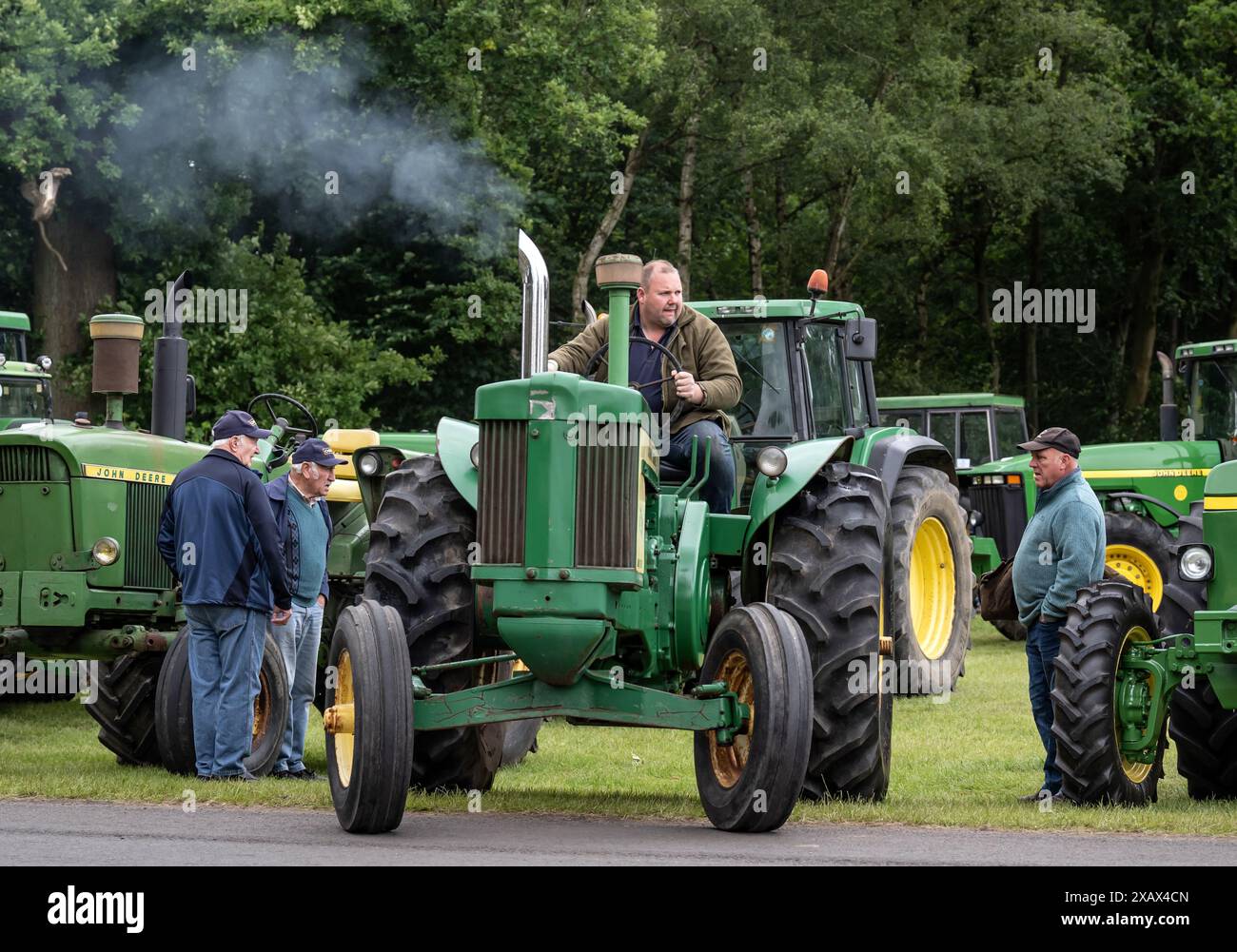 Un uomo guida un trattore al Tractor Fest di Newby Hall & Gardens ...