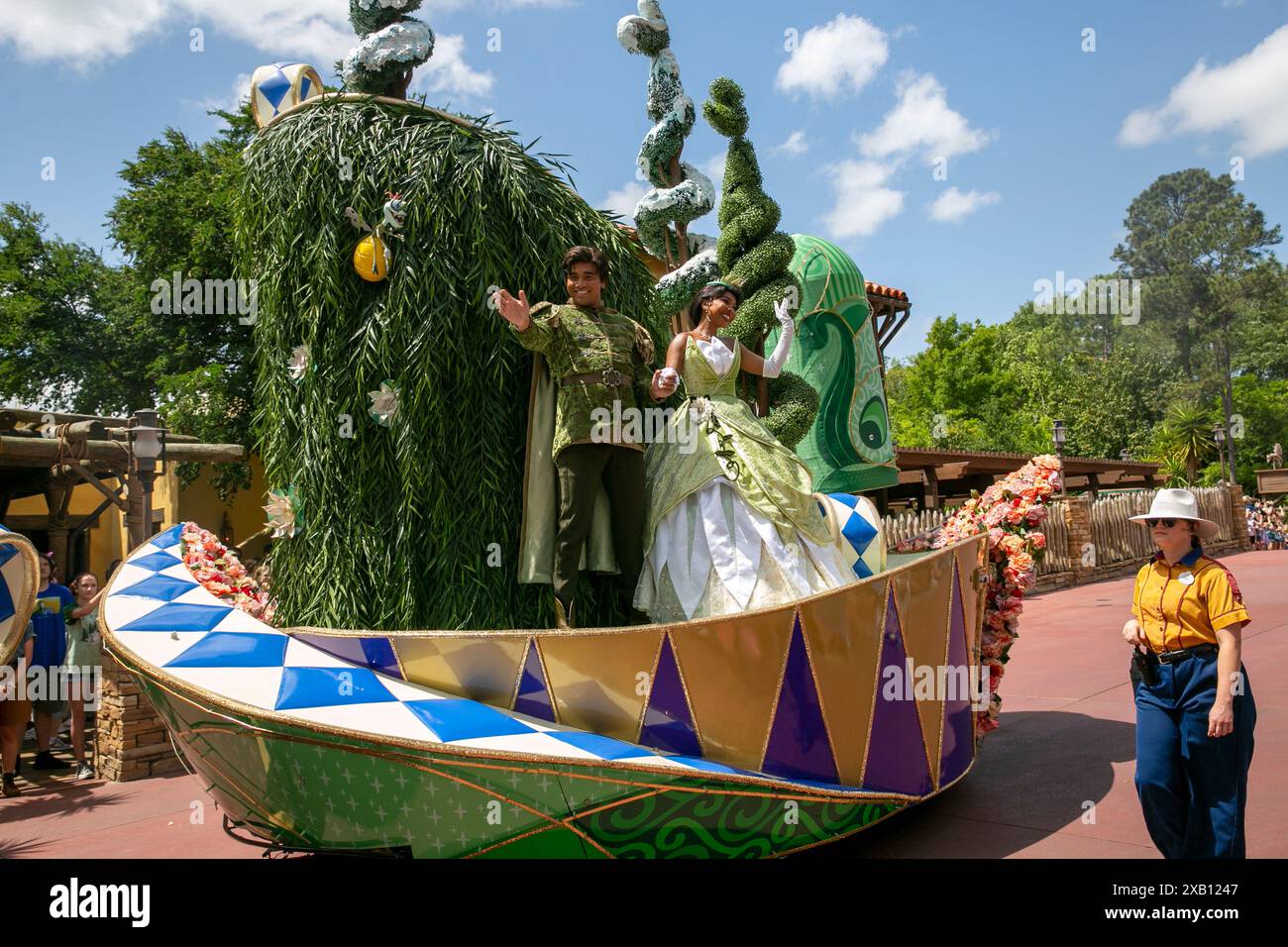 Actors dressed as Princess Tiana and Prince Naveen from The Princess ...