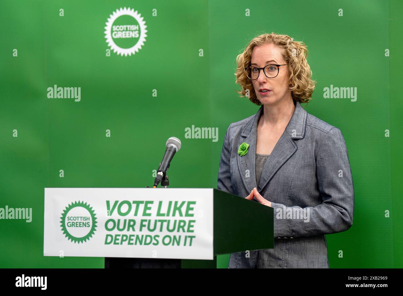 Il co-leader del Partito Verde scozzese Lorna Slater tiene un discorso ...