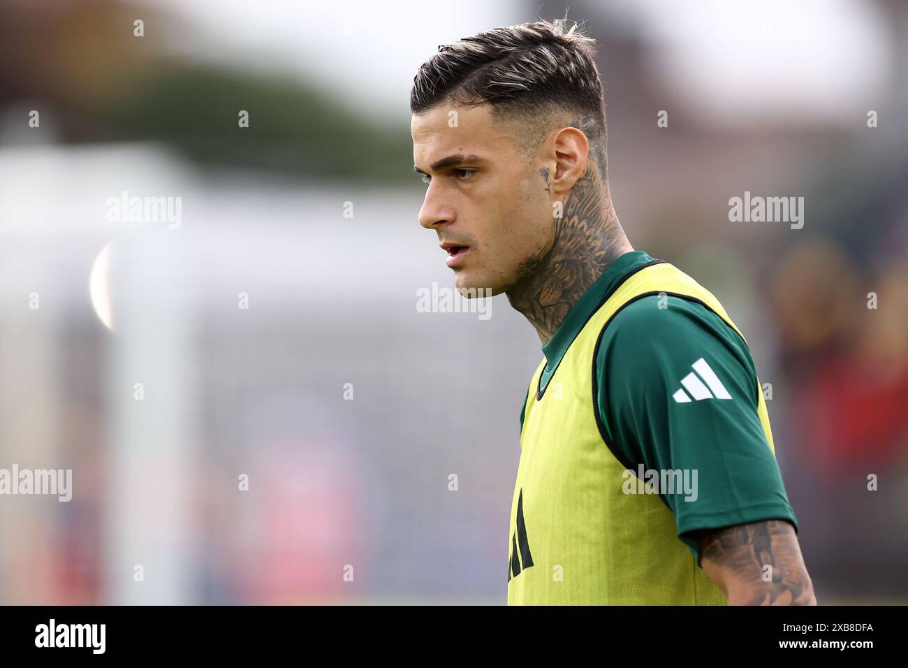 Gianluca Scamacca d'Italia durante il riscaldamento prima dell ...