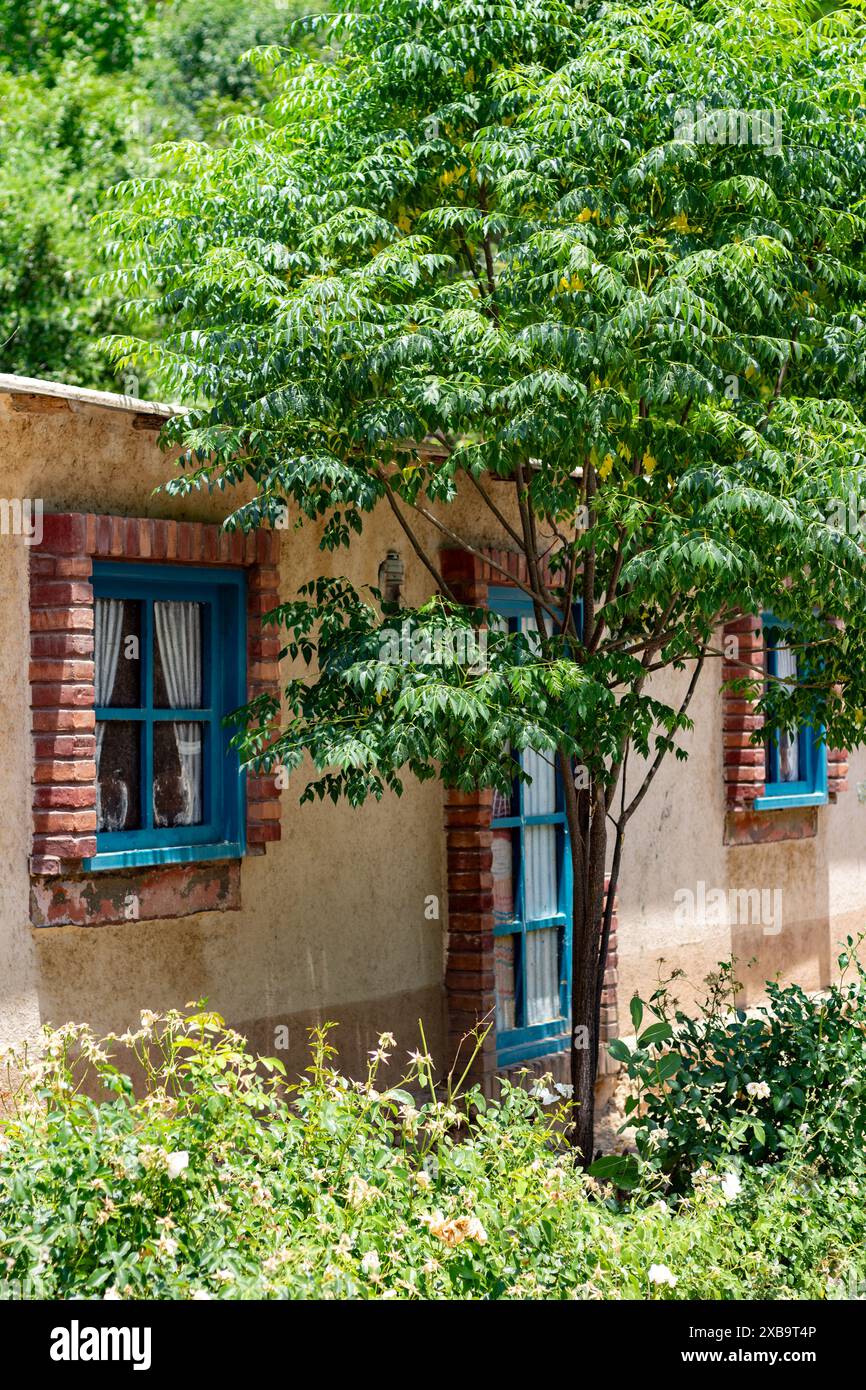 Finestre con persiane decorative immagini e fotografie stock ad alta ...