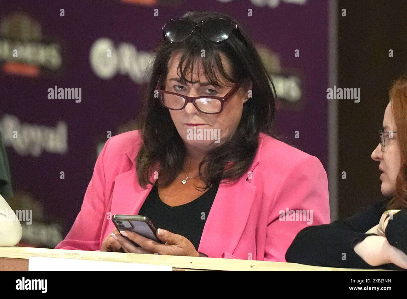 Michelle Gildernew di Sinn Fein ascolta i risultati al TF Royal Theatre ...