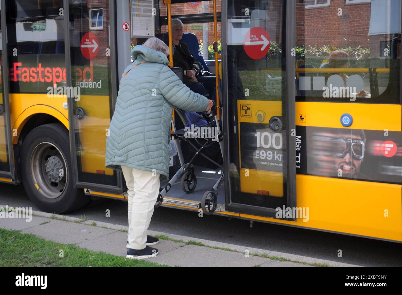 Copenaghen/Danimarca/13 giugno 2024/pensionati a piedi nella capitale ...