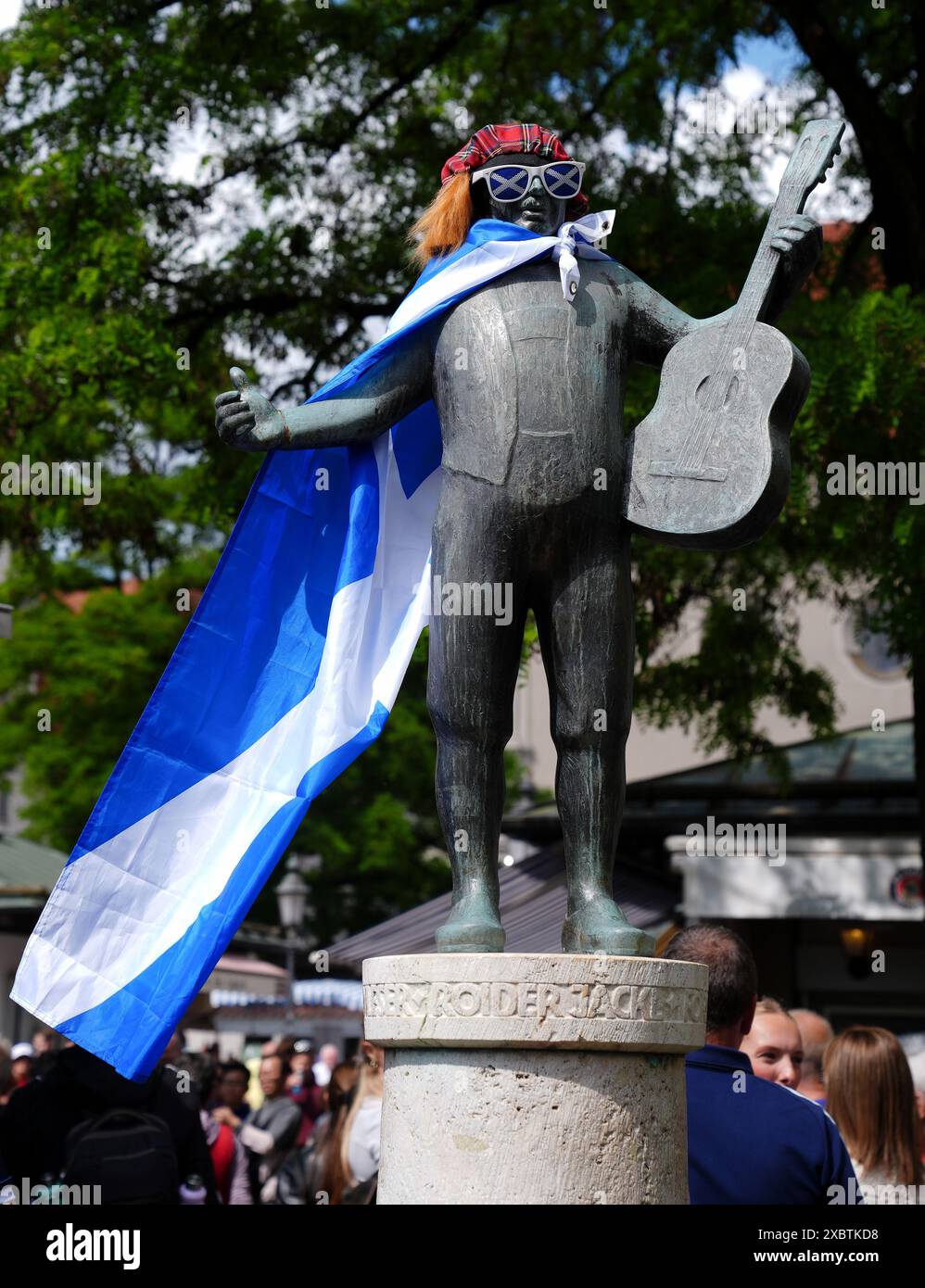 La statua di Roider Jackl Brunnen, Vikualienmarkt, Monaco di Baviera, è ...